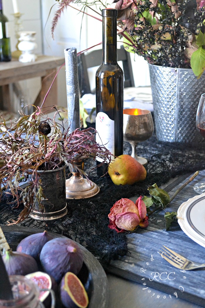 Creepy, Dark and Elegantly Eerie Halloween Tablescape Ideas